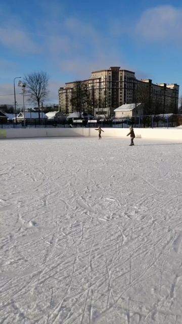 Теперь Алиса на однополозных коньках, "отжатых" у мамы 😀