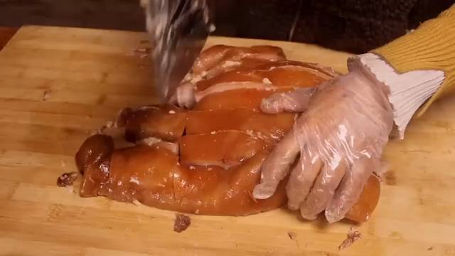 Две целые свиные головы и свиные уши, запеченные в желе. Вкусное блюдо только зимой