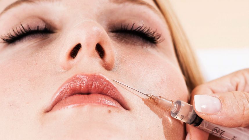 Не омолодили, а изуродовали: что делать, если косметолог испортил лицо