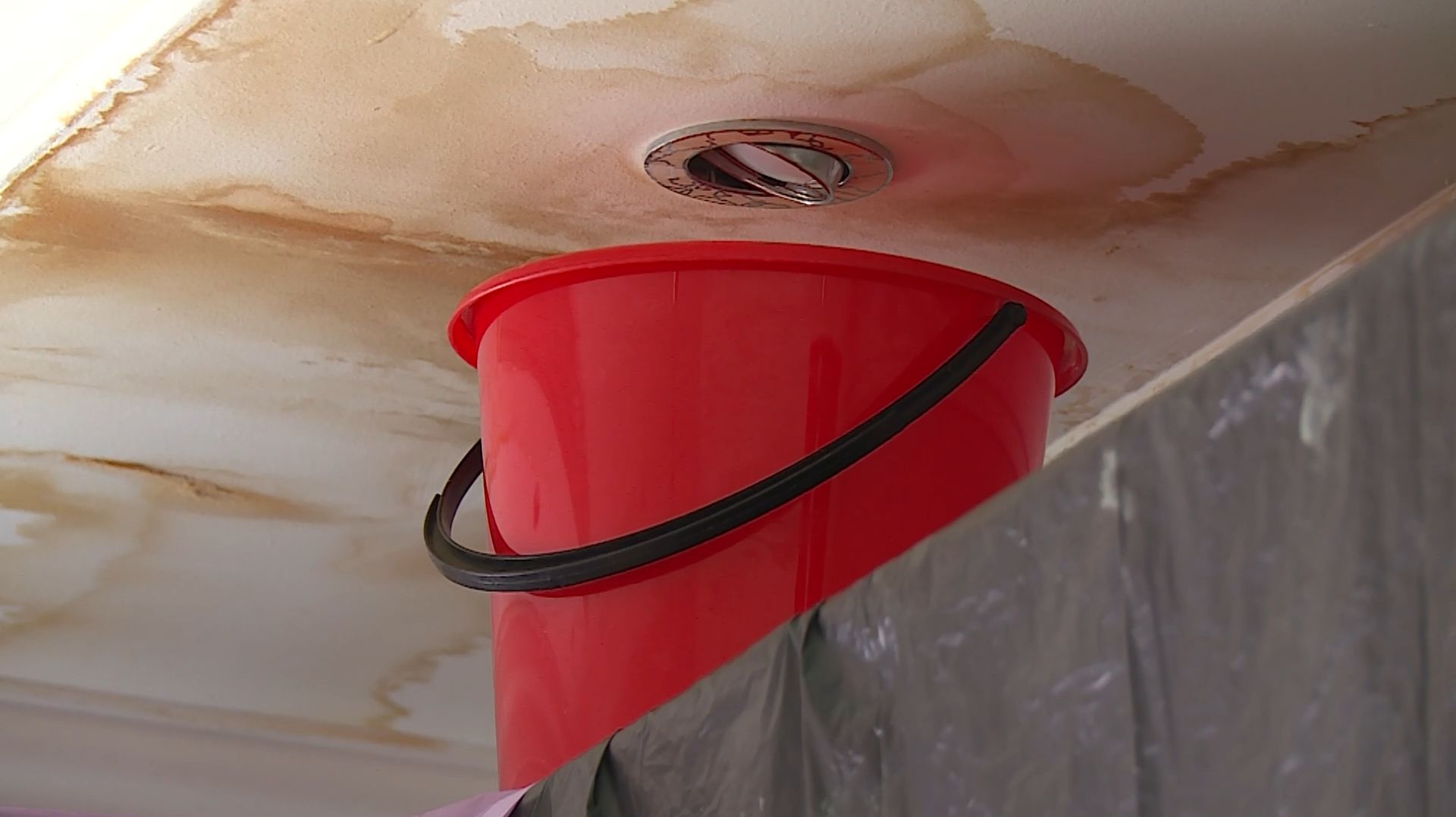 У жильцов дома на улице Доваторцев в Ставрополе протекает кровля