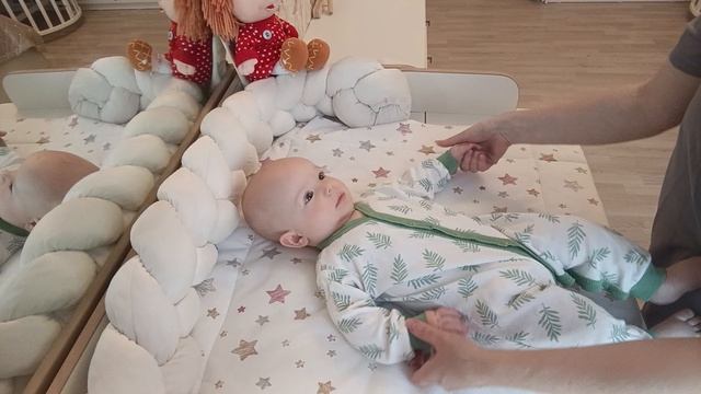 УПРАЖНЕНИЕ ПРИСАЖИВАНИЕ 🕊️ от 4 до 6 месяцев массаж для грудничков с потешками