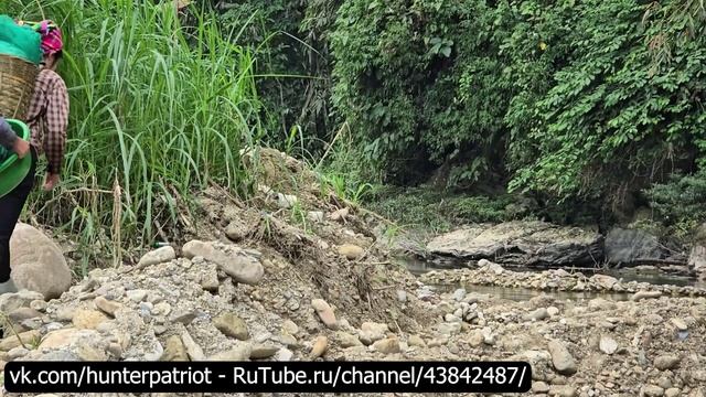 🏞️🎣 Жизнь в горах: установка ловушек для рыбы, строительство фермы и сбор куриных яиц на продажу🌄