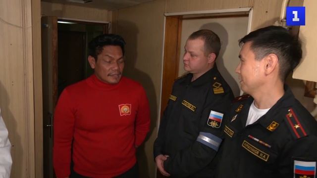 Буксир «Алатау» доставил спасённого филиппинца во Владивосток