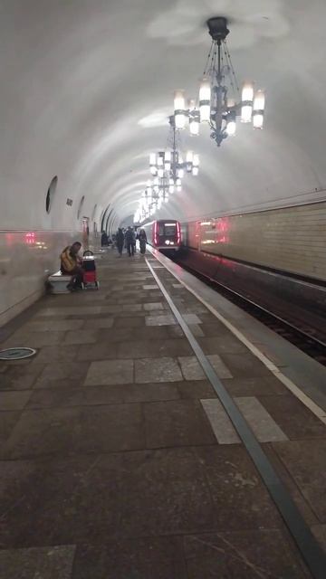 Ст.метро ВДНХ, Оранжевая Линия, Москва - интерьер, пассажиры, прибытие поездов Фрагмент 2