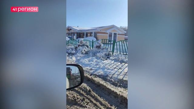 ПОЛОМАННОЕ ОГРАЖДЕНИЕ – ПОСЛЕДСТВИЕ НЕКАЧЕСТВЕННОЙ СНЕГОУБОРКИ В ПЕТРОПАВЛОВСКЕ • БЕЗ КОММЕНТАРИЕВ