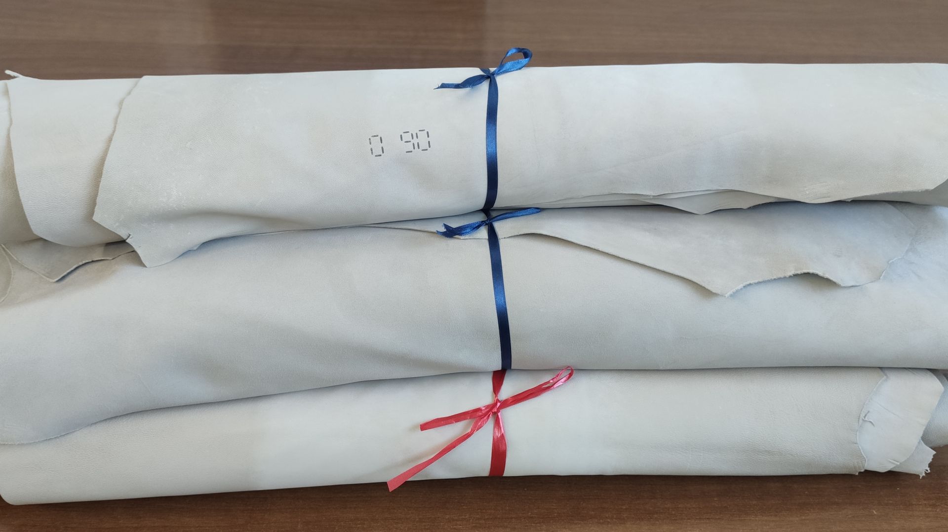 Коробка № АТ030   ВЕЛЮР из КОЖИ МРС Пачки светло-серый цвет