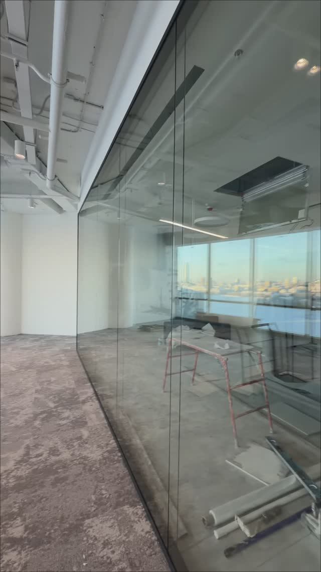 Завершили монтаж перегородок в БЦ Президент