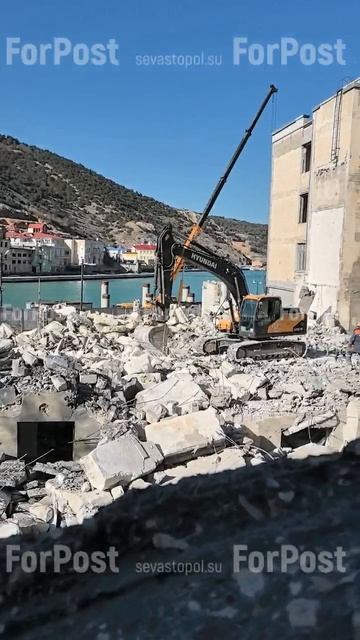 В Балаклаве начался демонтаж заброшенного здания