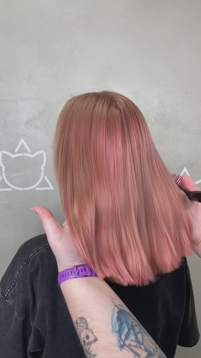 Окрашивание в нежном розовом оттенке, выполненное сложной техникой - эиртач! Выглядит восхитительно!