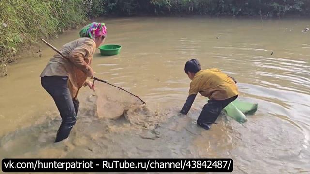 🌄🎣 Мальчик-горец осушает пруд, чтобы наловить рыбу 🐟Вылавливает крупных карпов и сомов на продажу