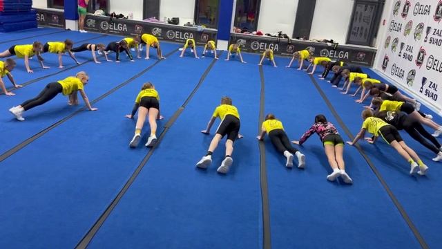 Чирлидинг команда "Кометы" запускает челендж «МАКАРЕНА»