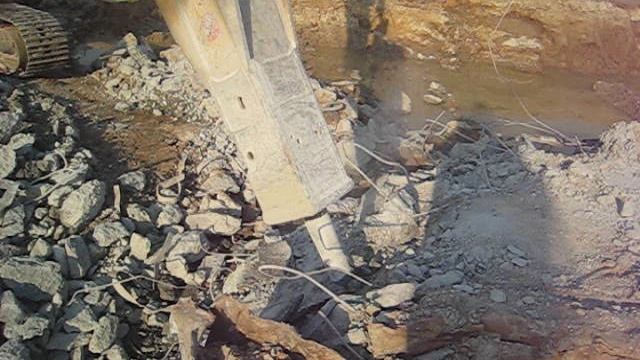 Гидромолот HP 3000_демонтаж фундамента из высокоармированного, особопрочного бетона (3)