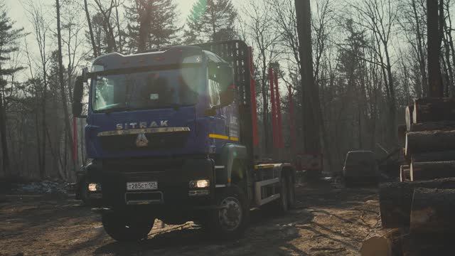 Сортиментовоз SITRAK C7H 6×6 — проверен тайгой, одобрен водителями
