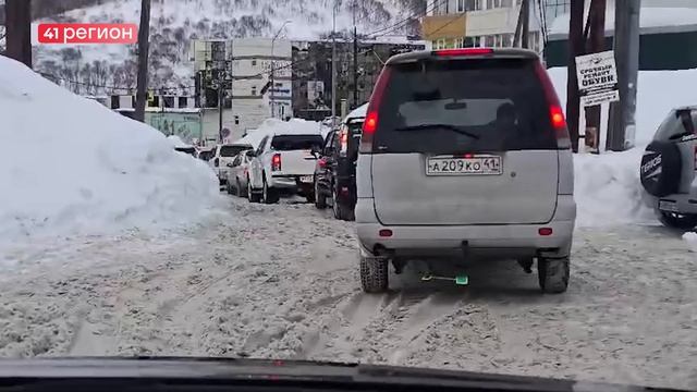ЖИТЕЛЬНИЦА ПЕТРОПАВЛОВСКА ВОЗМУЩЕНА ПЛОХОЙ РАСЧИСТКОЙ СНЕГА У ГОРОДСКОЙ ПОЛИКЛИНИКИ №1