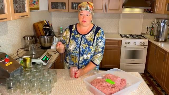 муж целует руки за завтрак туриста в автоклаве