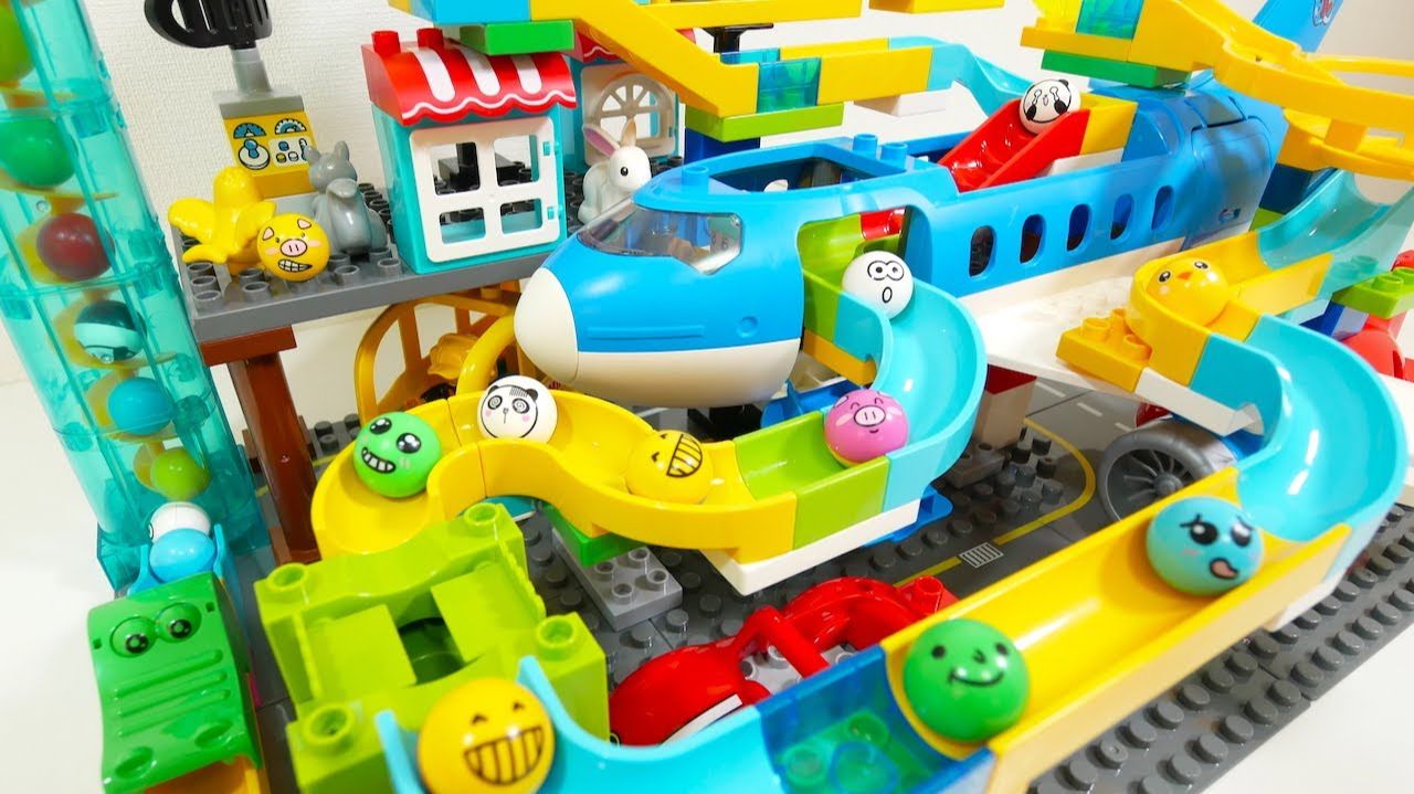 СТРОИМ ГОРКУ ДЛЯ ШАРИКОВ С САМОЛЕТОМ КАТАЕМ ШАРИКИ ВИДЕО ДЛЯ ДЕТЕЙ ДЕТСКИЙ КАНАЛ ИГРАЛКИ-ЗАЛИПАЛКИ