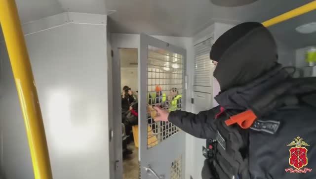 Сотня полицейских пришла с очередной проверкой к крупному ретейлеру