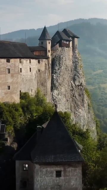 Оравский замок - самый красивый замок в Словакии, построенный на 112-метровой скале над Оравой.