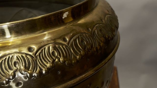 Латунное кашпо с растительным орнаментом (Европа, 1-я половина XX века)