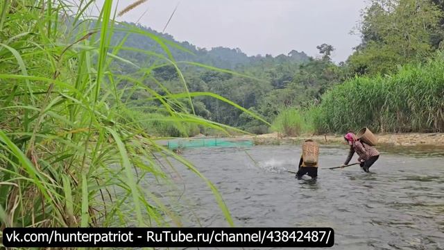 🎣🌊 Умная ловушка для речной рыбы 🌄 Горный мальчик и красивая девочка ставят ловушки и ловят рыбу