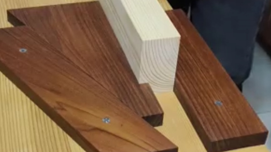 Универсальный зажим.