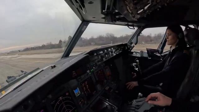 Красивая Женщина-Пилот взлетает на своем Boeing B737-800 | Вид из кабины пилота | GoPro →