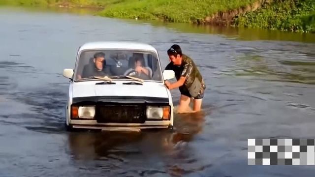 Им не жалко свои Машины. Утопили. Как достать. (6)