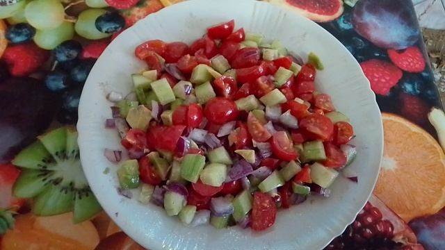 Салат с авокадо, огурцом и помидорами.