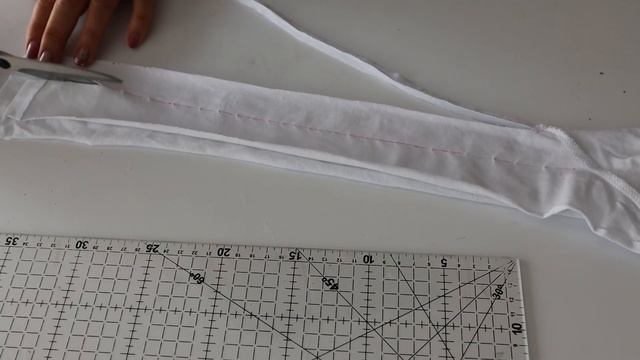 Хватит выкидывать старые футболки. Увидела, как дизайнер отрезает от них верхнюю часть, и удивилась