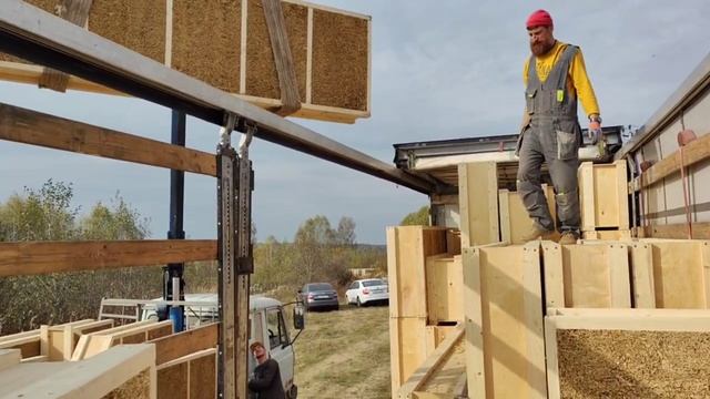 Разгрузка соломенного домокомплекта на объекте