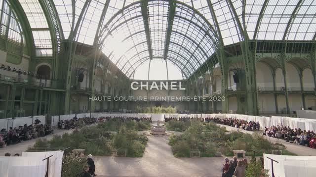 Показ женской коллекции Chanel весна-лето 2020