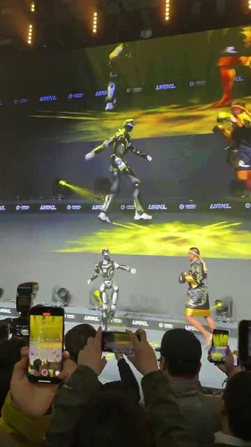 В Китае роботы осваивают боевые искусства. Робот T800 провел спарринг в муай-тай.