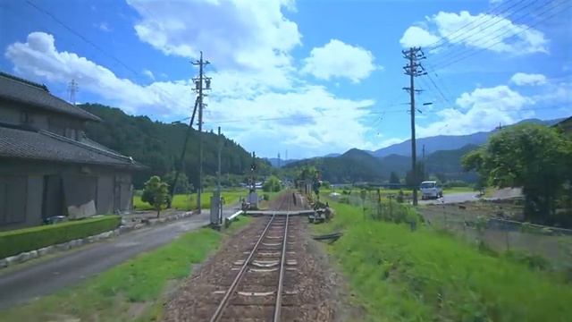 Поездка на поезде вдоль реки в Гифу, Япония / Естественная атмосфера