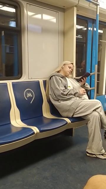 Парад блондинок, метро Москва         Фрагмент 2