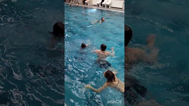 Соня с папой плещутся в бассейне в Маяке.
Зима 2024 г.