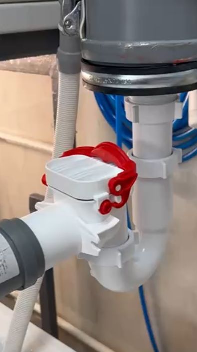 ОТК тестирует в лаборатории новый продукт! Обратный клапан для сифона. Вода обратно не пройдёт!