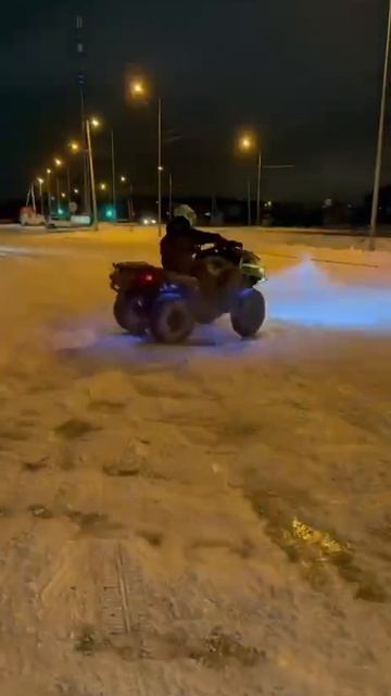 Квадроцикл красиво крутится на месте - The quad bike spins beautifully in place