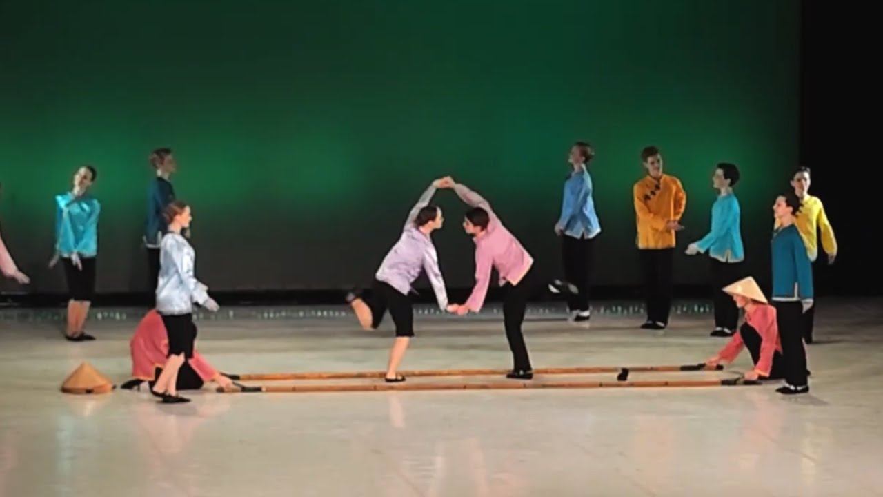 "Вьетнамский танец с бамбуком"