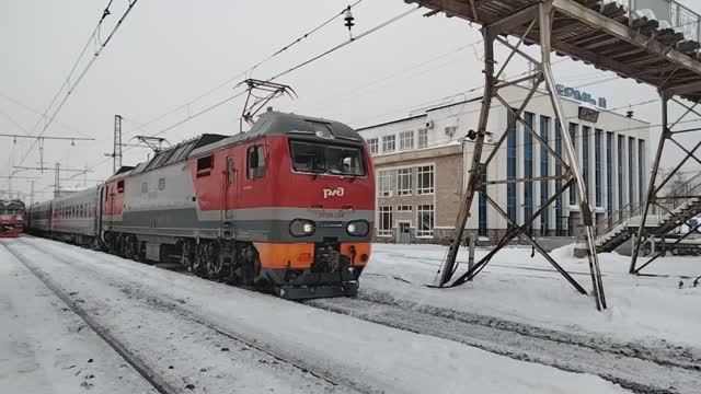 ЭП2К-334 с поездом № 110 Москва — Новый Уренгой отправляется со станции Пермь-II