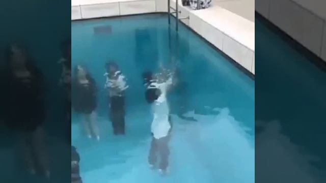 В музее воды в Токио существует необычный бассейн Это оптическая иллюзия с помощью 10 см воды и стек