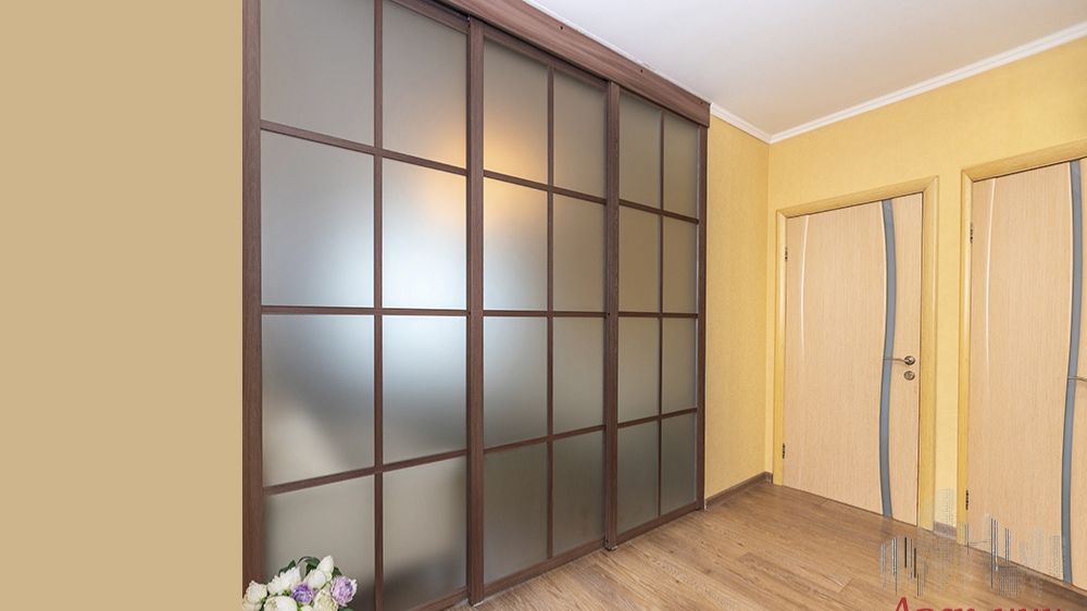 Раздвижная перегородка с синхронизатором