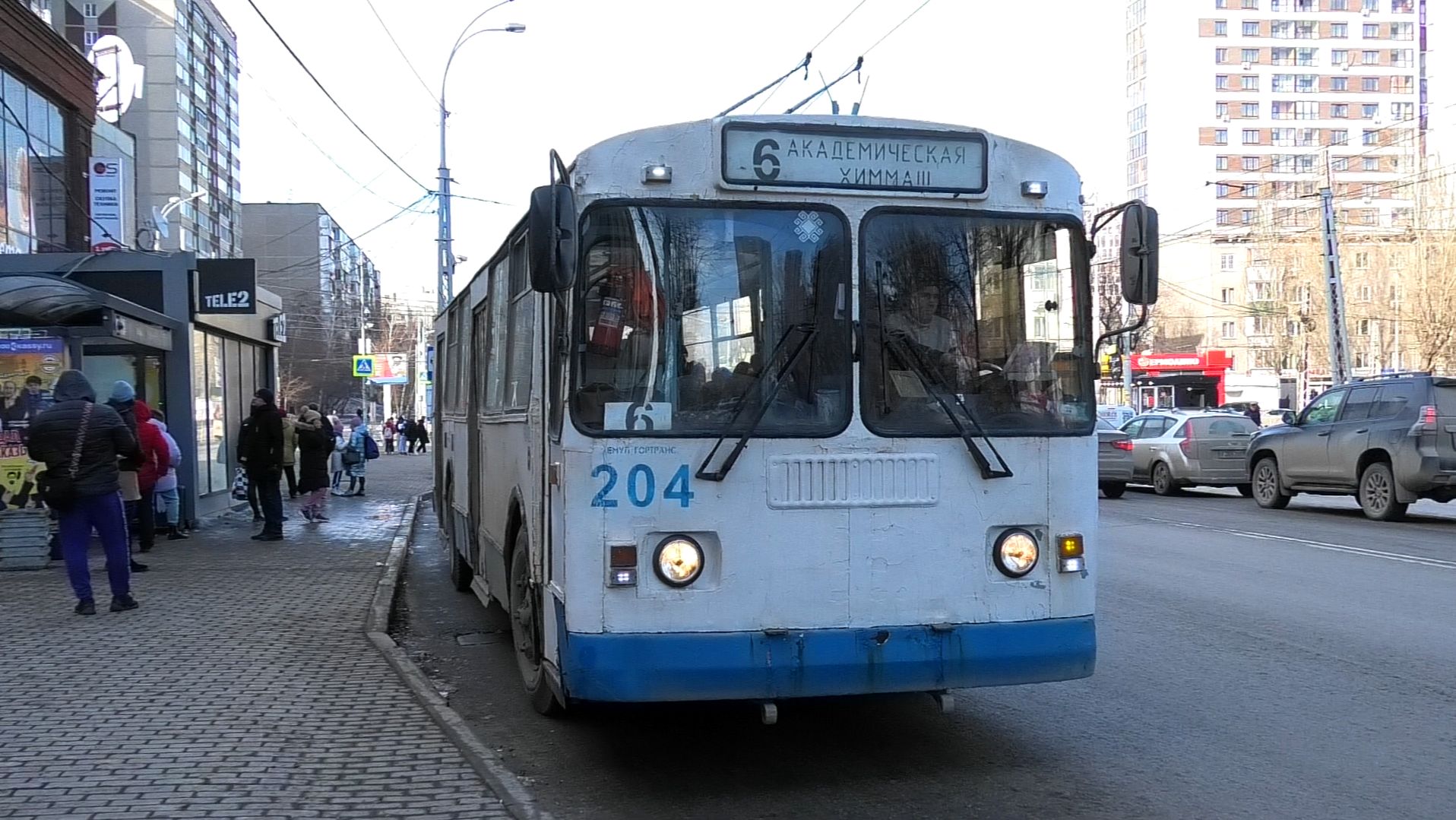 Троллейбус Екатеринбурга ЗиУ-682Г-012 [Г0А] борт. №204 маршрут 6 на остановке "улица Щорса"