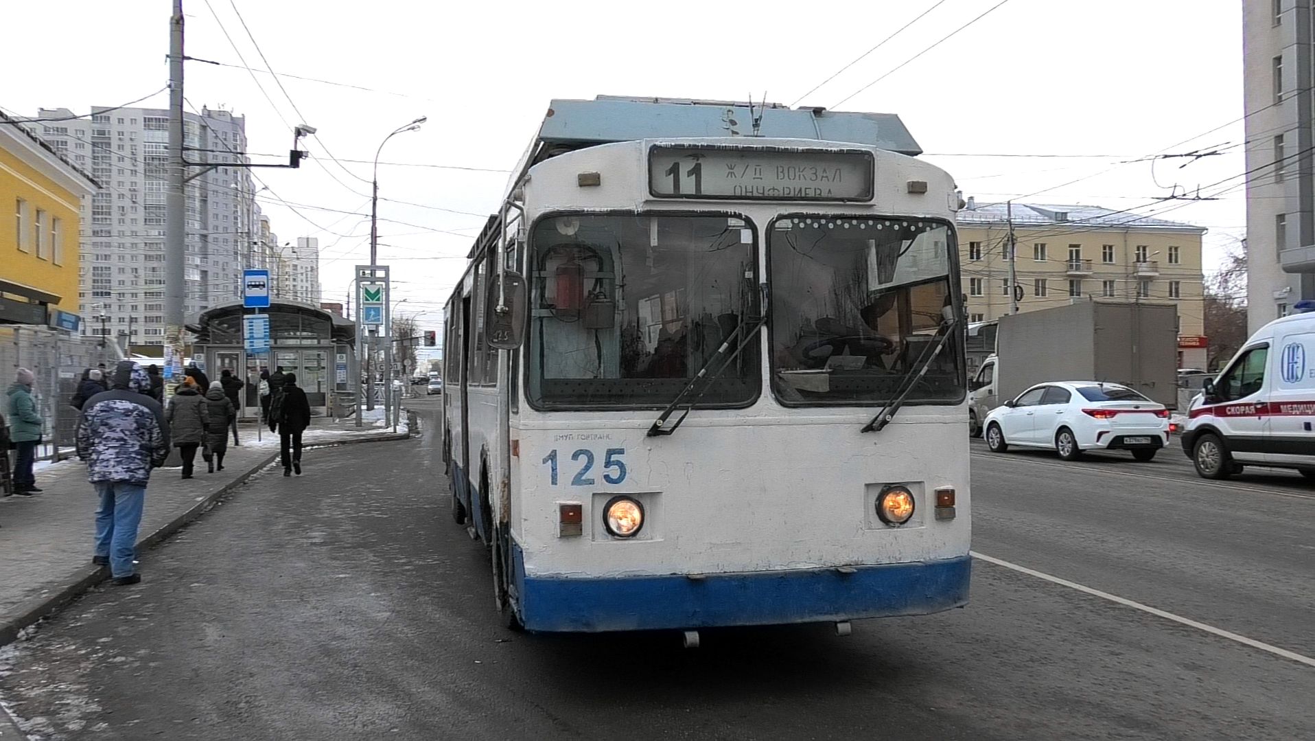 Троллейбус Екатеринбурга ЗиУ-682 КР Иваново борт. №125 маршрут 11 на остановке "Южный автовокзал"