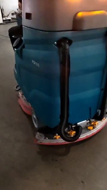 Поломоечная машина Wellland FD85 убирает пол на производстве