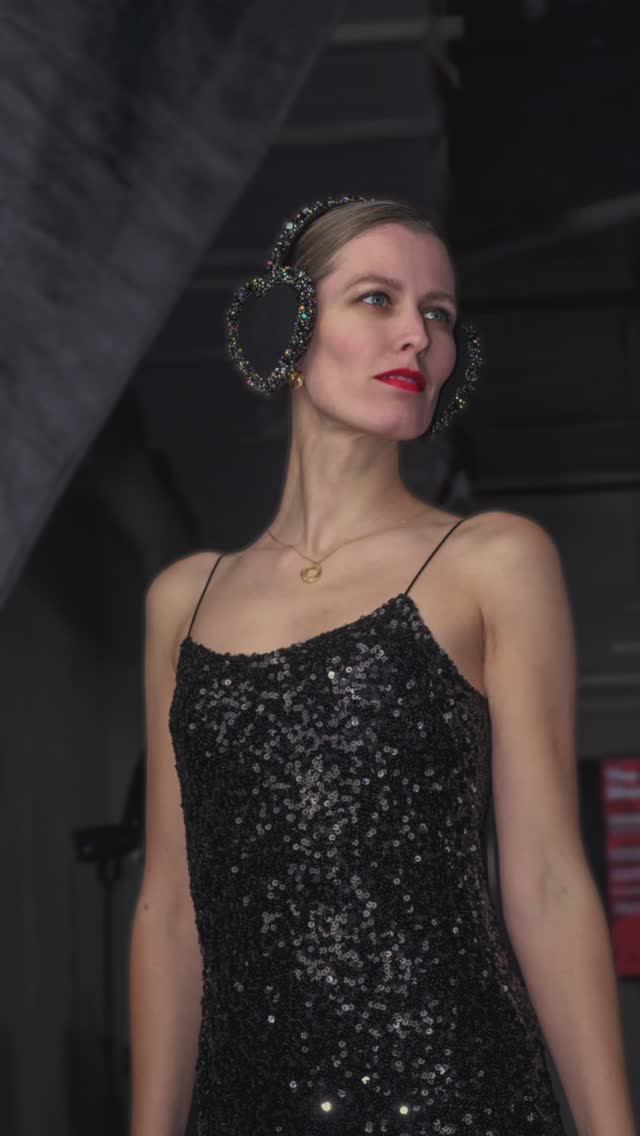 Кто она такая? Модель? Или Фотограф? И то, и другое  – звезда! #fashion #runway #показ