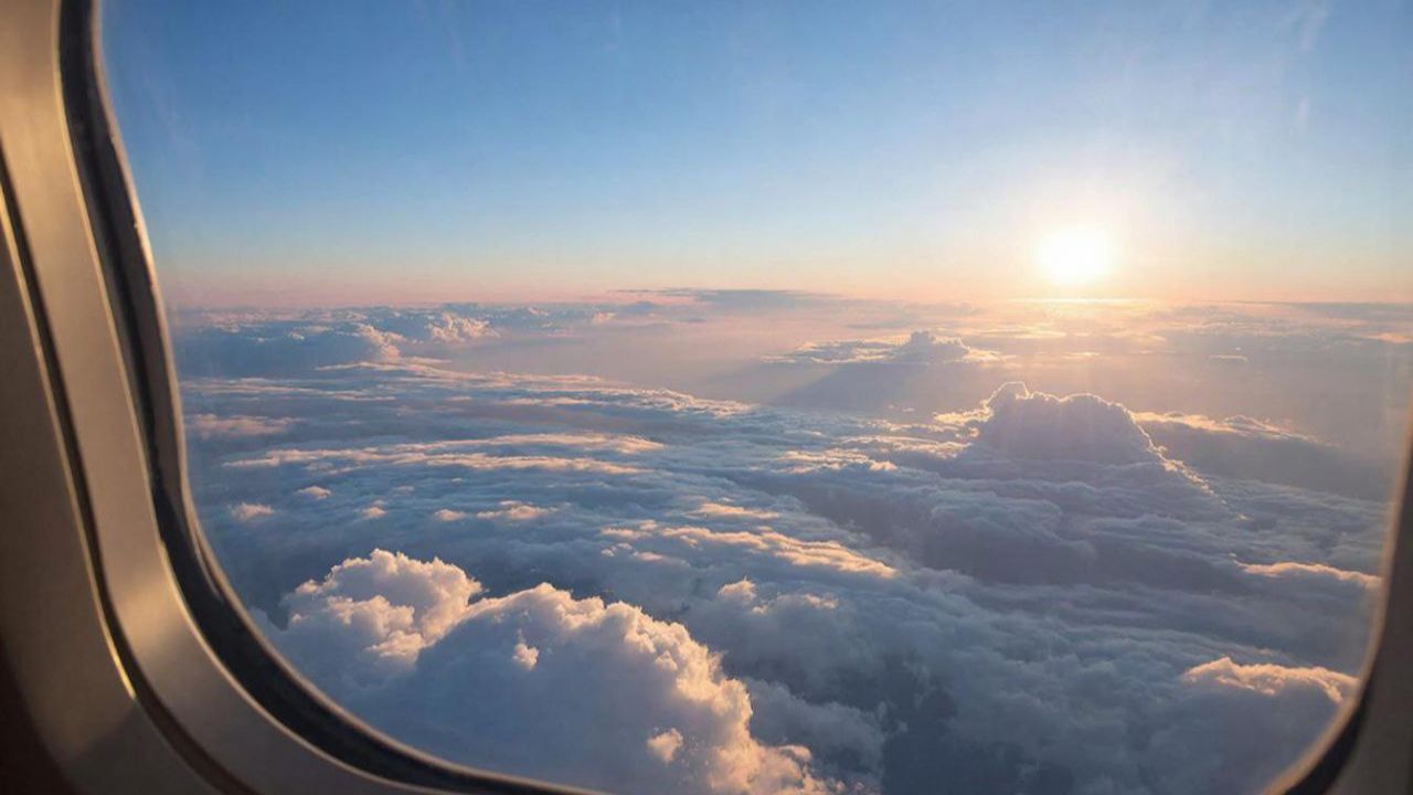 Восход солнца из окон иллюминатора самолета- захватывающее зрелище в полете.