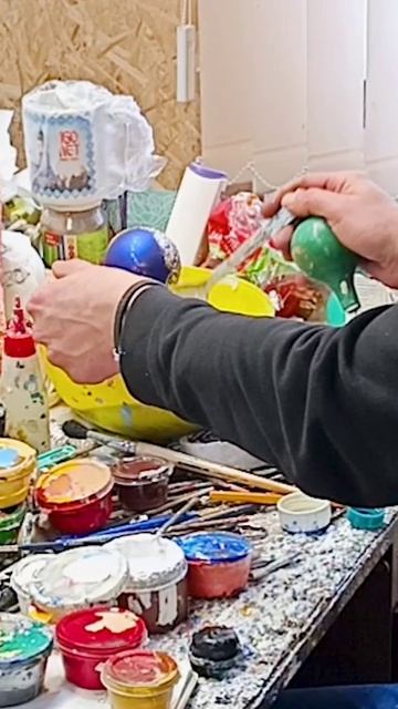 Как вручную раскрашивают стеклянные ёлочные шары