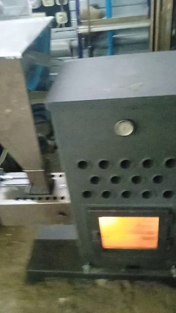 Новая печка в новой мастерской.