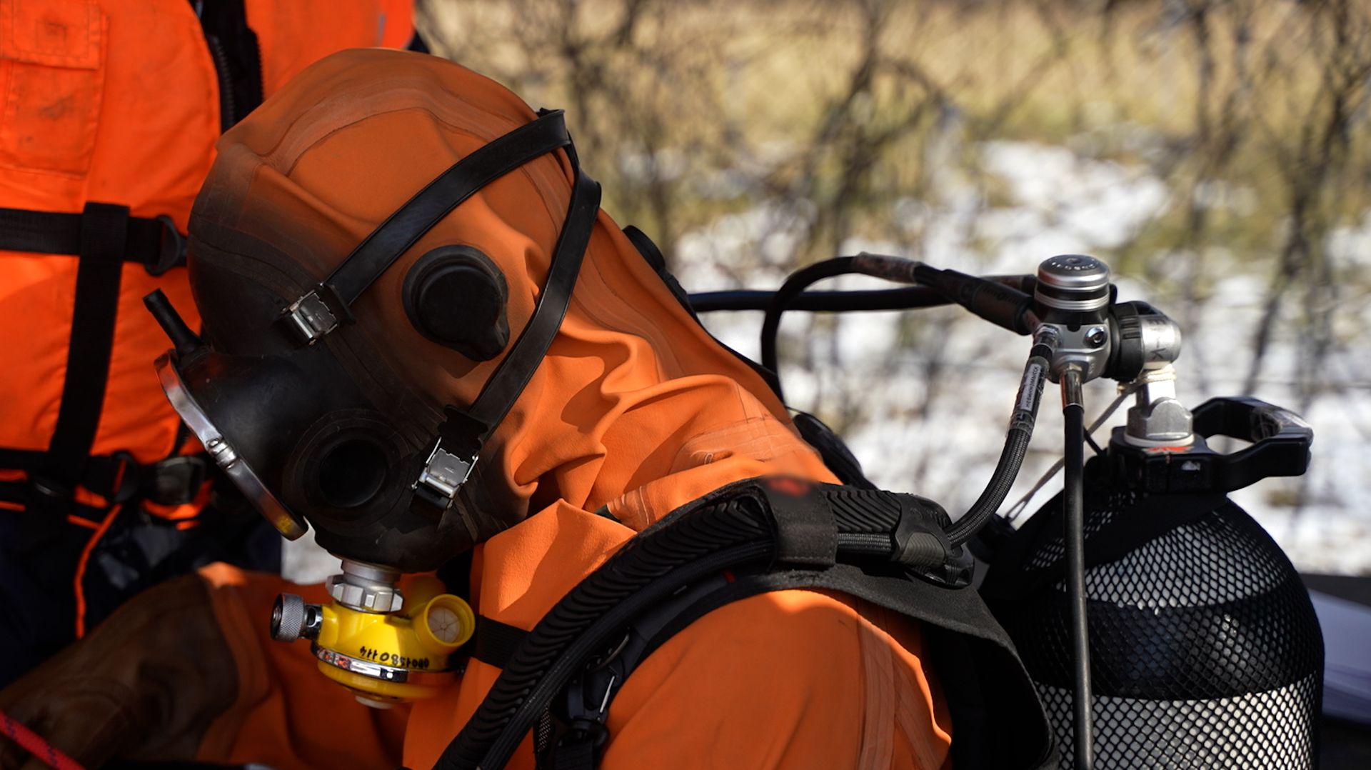 Спасатели «ПАСС СК» провели тренировочные спуски под лёд