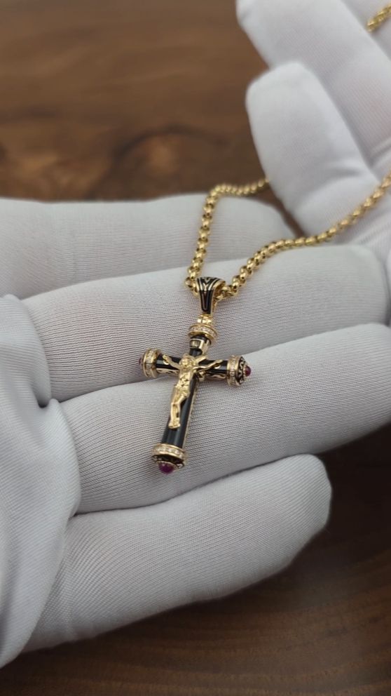 Золотой нательный крест, украшенный бриллиантами и рубинами